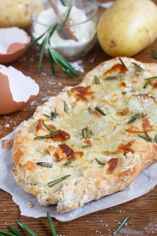 Pan Plano De La Patata Y Del Romero Foto de archivo - Imagen de ...