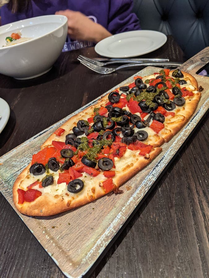 Pan Plano De Tomate De Oliva Griego Imagen de archivo - Imagen de ...