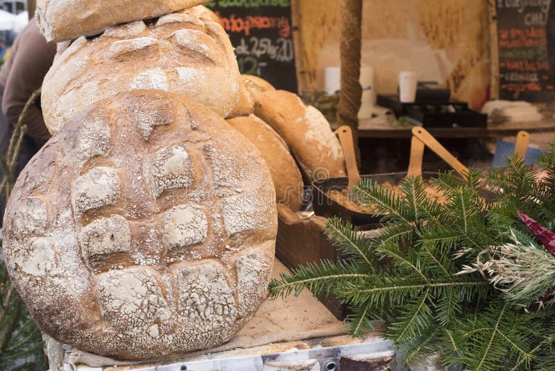 Pan Tradicional En Mercado Polaco De La Comida En Kraków, Polonia ...