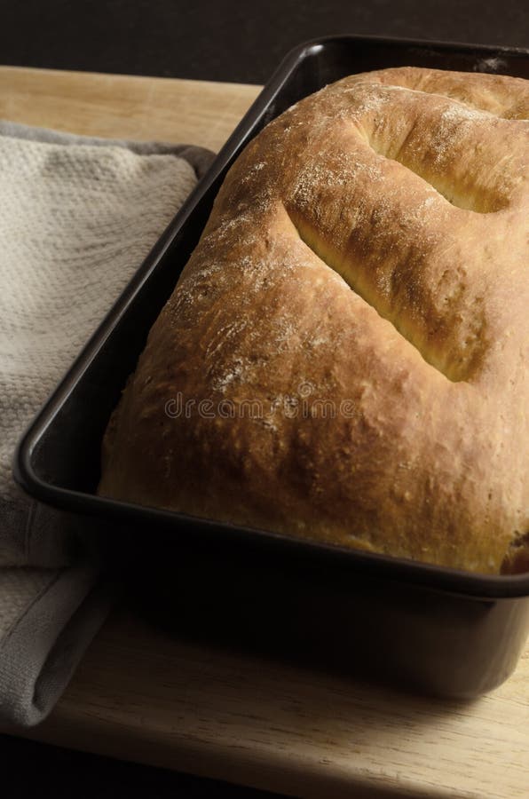 Pan Recientemente Cocido En Lata En La Tajadera Foto de archivo ...