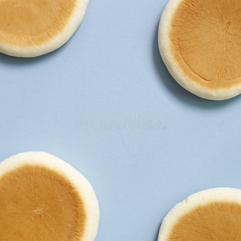 Pan redondo en fondo azul imagen de archivo. Imagen de blanco - 84393325