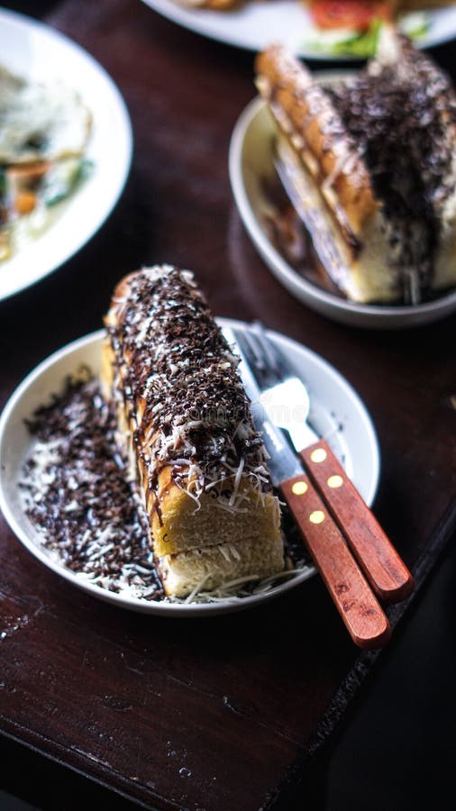 Pan Relleno De Chocolate Rallado Y Queso Foto de archivo - Imagen de ...