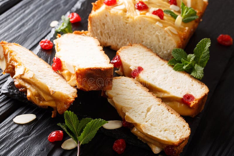 Pan Sabroso Dulce De La Leche Condensada Con Las Cerezas Secadas ...