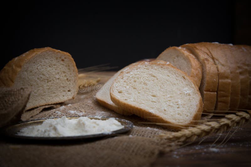 Pan Sabroso Y Delicioso Cortado Blanco Imagen de archivo - Imagen de ...