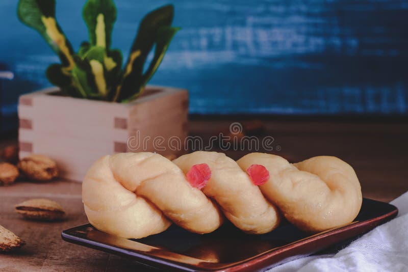 Pan Torcido Sobre Fondo De Madera Color, Comida Foto de archivo ...
