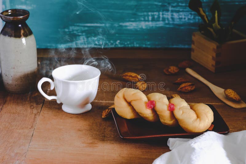 Pan Torcido Sobre Fondo De Madera De Color, Imagen de archivo - Imagen ...