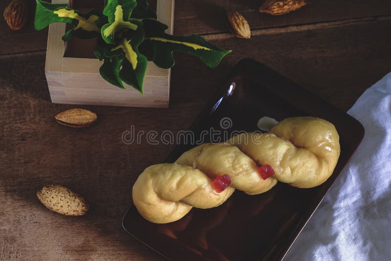 Pan Torcido Sobre Fondo De Madera De Color, Foto de archivo - Imagen de ...