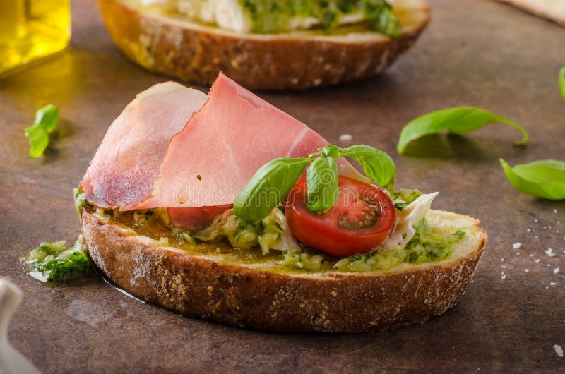 Pan Toscano Tostado Con Pesto Foto de archivo - Imagen de bocado ...