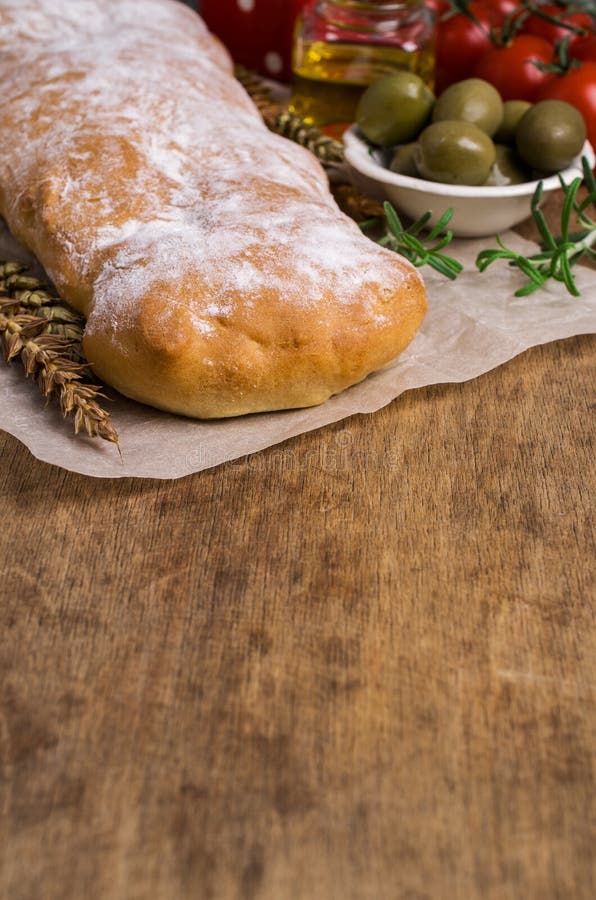 Pan Tradicional Del Ciabatta Foto de archivo - Imagen de oscuro ...
