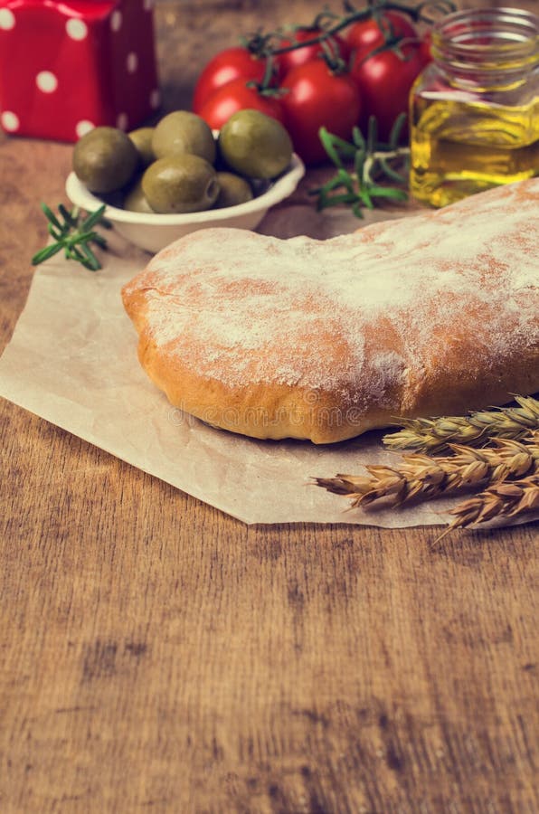 Pan Tradicional Del Ciabatta Foto de archivo - Imagen de oscuro ...