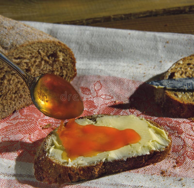 Pan Y Buter Con El Atasco En La Tabla De Madera Imagen de archivo ...