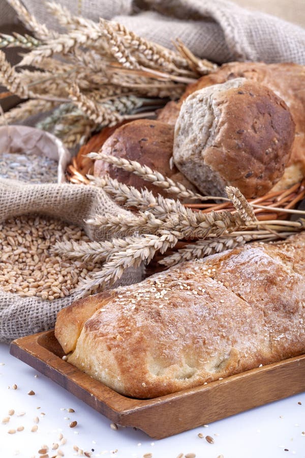 Pan Sano Y Un Bolso Con Los Granos Imagen de archivo - Imagen de germen ...