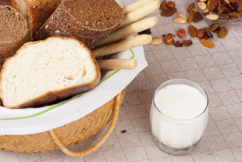 Pan y leche imagen de archivo. Imagen de sano, pasteles - 12626403