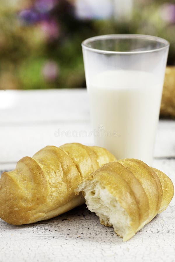 Pan y leche imagen de archivo. Imagen de casero, cristal - 33778893