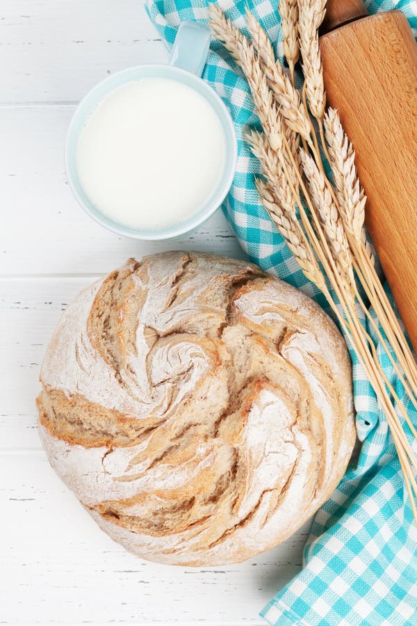Pan Y Leche Crujientes Hechos En Casa Foto de archivo - Imagen de ...