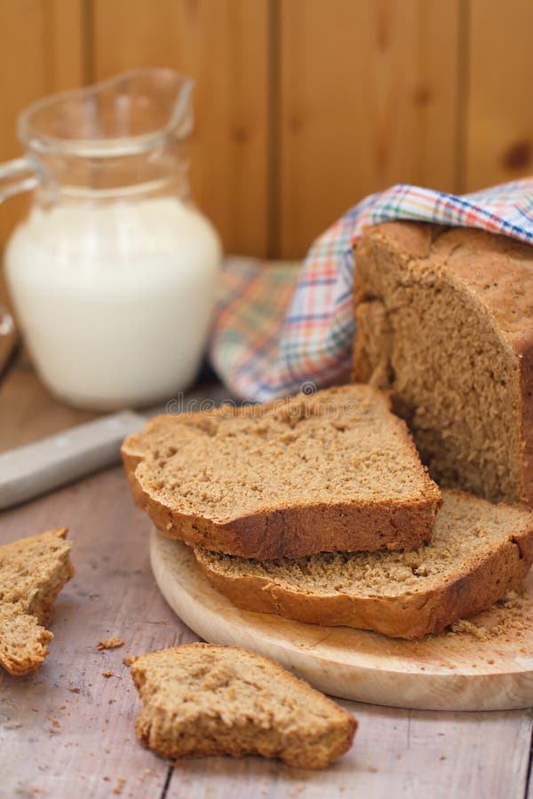 Pan Y Leche Hechos En Casa De Centeno Foto de archivo - Imagen de ...