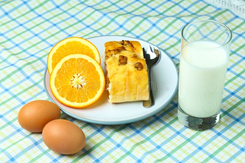 Pan Y Leche Sanos De La Fruta Del Desayuno Foto de archivo - Imagen de ...