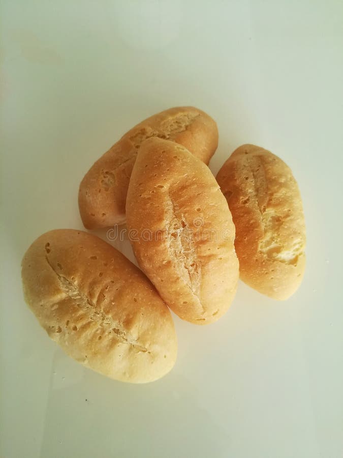 Pan Y Rollo En El Fondo Blanco Foto de archivo - Imagen de fresco, cubo ...