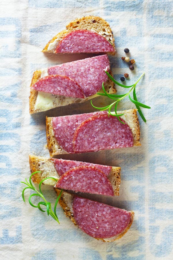 Pan Y Salami foto de archivo. Imagen de tapa, bocado - 165481734