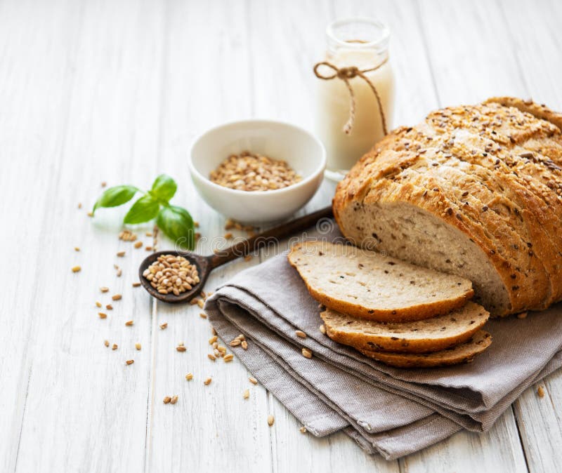 Pan y vaso de leche foto de archivo. Imagen de salud - 157958852