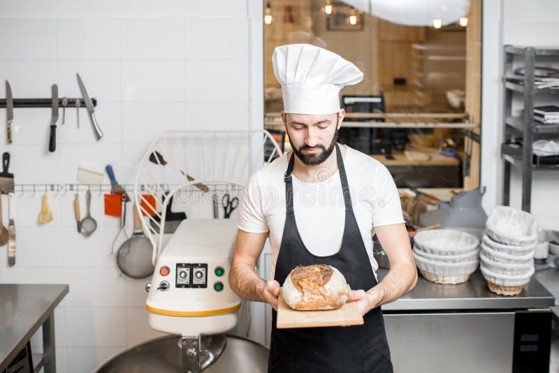 Panadero Con Pan En La Panadería Foto de archivo - Imagen de cocinero ...
