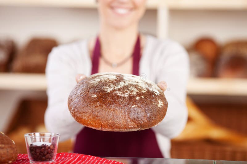 Trabajador De Sexo Femenino Hermoso De La Panadería Imagen de archivo ...