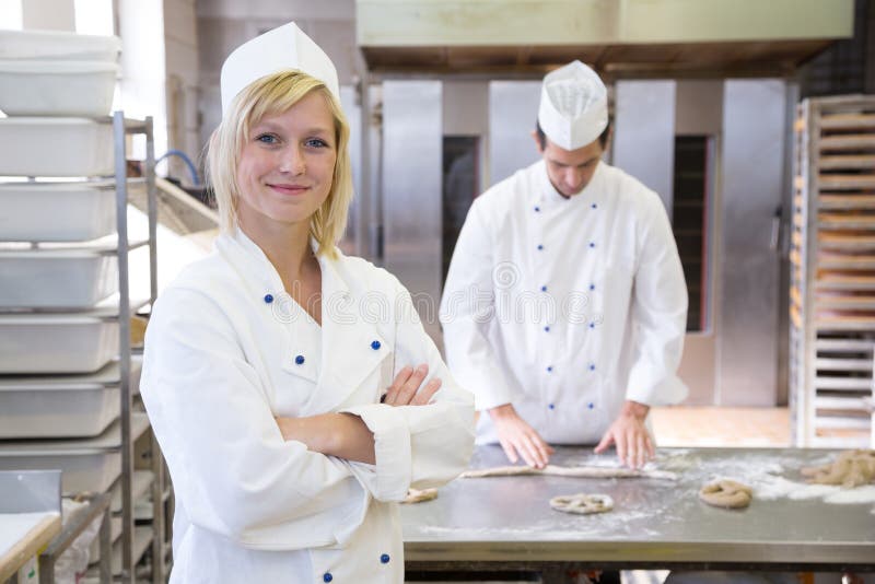 Panadero Que Presenta En Panadería O Panadería Imagen de archivo - Imagen de cocinero, alimento ...