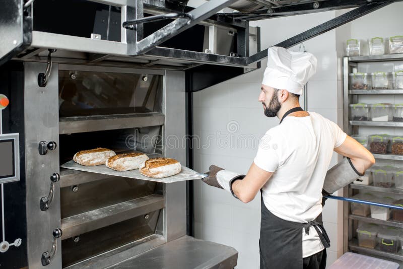 Panadero Que Saca Los Panes Del Horno Foto de archivo - Imagen de ...