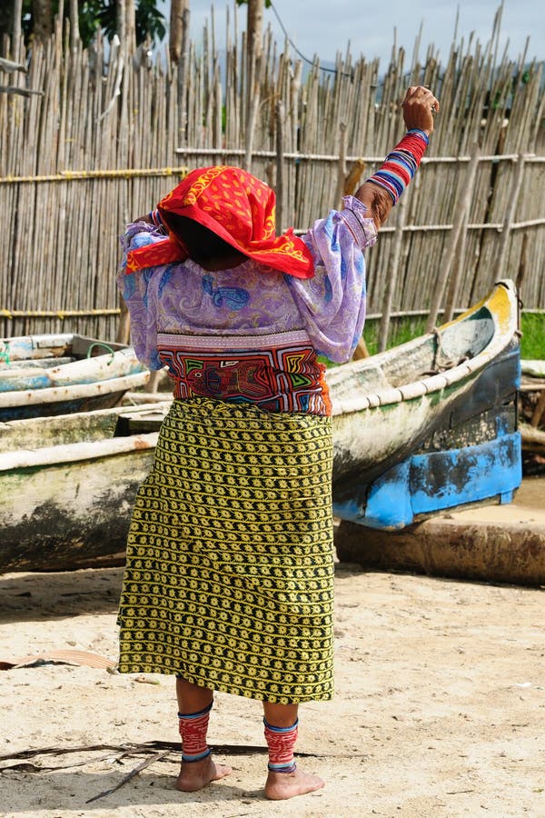 Mujer De Kuna, Panamá Con Los Trabajos De Arte Tradicional - Molas ...