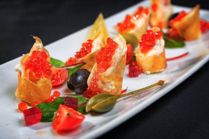 Pancake Con Il Caviale Rosso Immagine Stock - Immagine di caviale ...