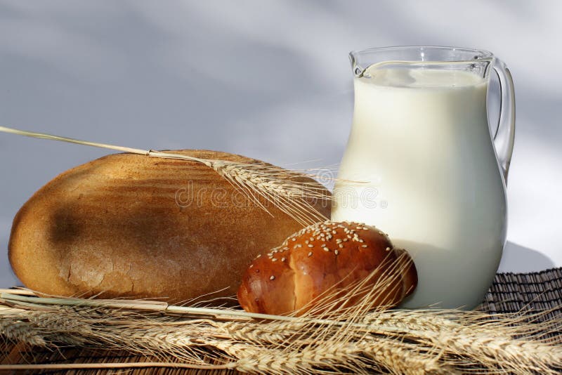 Pane, Latte E Grano Su Un Fondo Di Legno Fotografia Stock - Immagine di ...