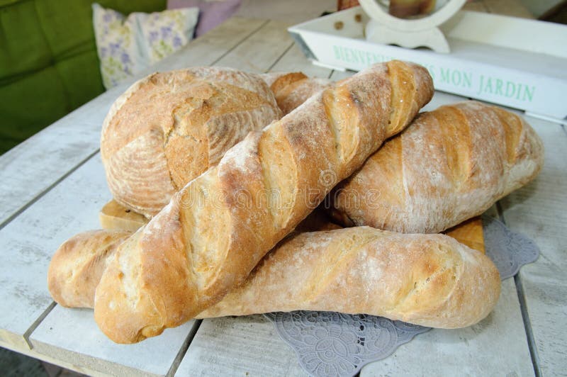 Pane francese fotografia stock. Immagine di alimento - 15916728