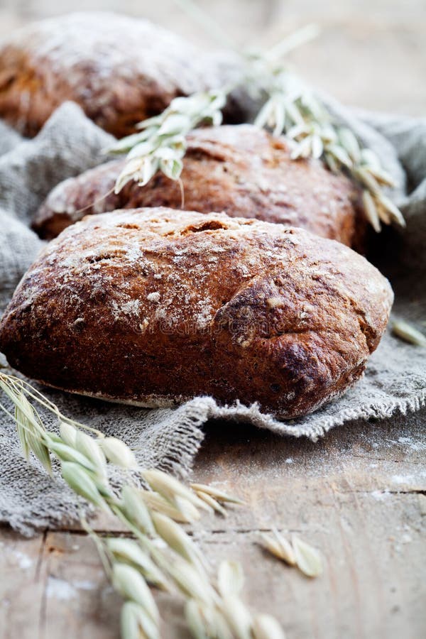 Pane con la muffa fotografia stock. Immagine di invecchiato - 38931664