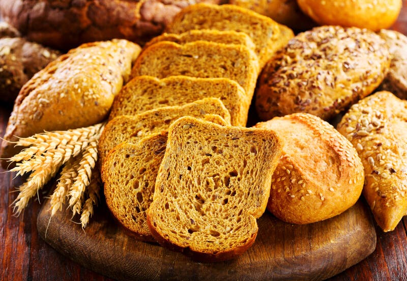 Pane Fresco Con Le Orecchie Del Grano Sulla Tavola Scura, Vista ...