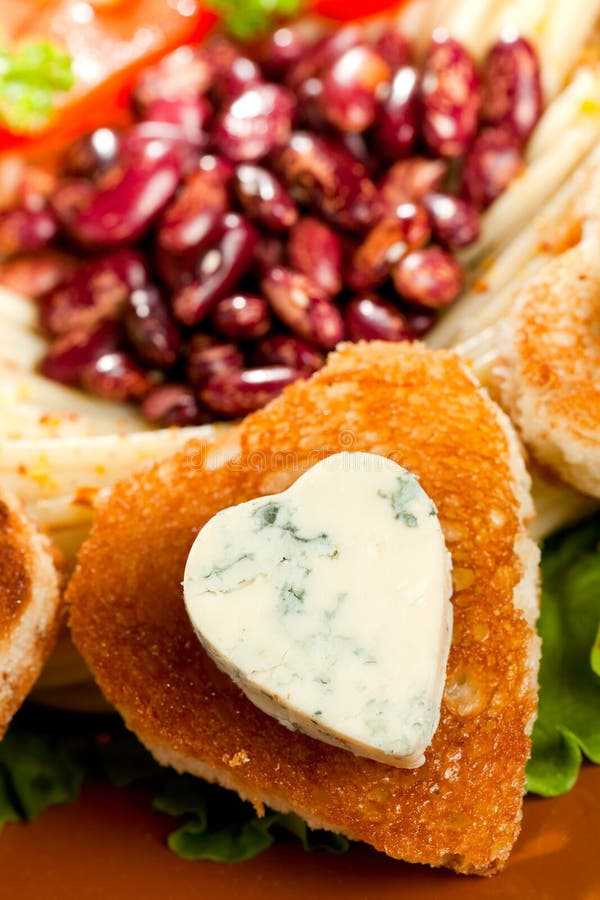 Pane in Una Forma Del Cuore Con Formaggio Blu Fotografia Stock ...
