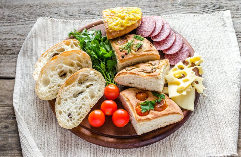 Pane Italiano Tradizionale Con Formaggio E Salame Immagine Stock ...