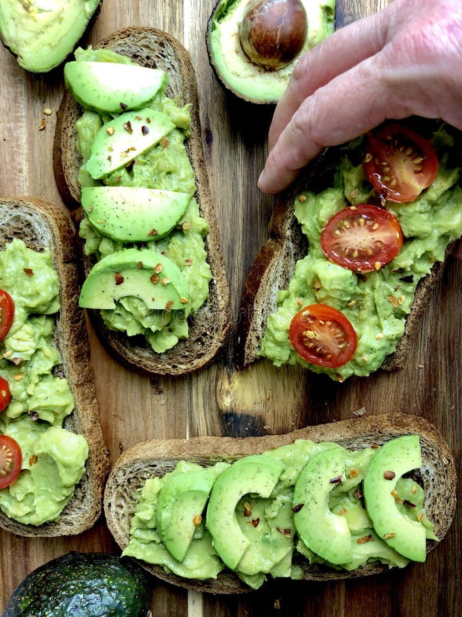 Pane tostato dell'avocado fotografia stock. Immagine di avocado - 117174150