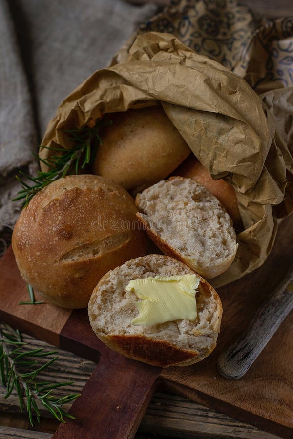 Panecillos Saludables De Pan De Romero Con Harina Integral Foto de ...