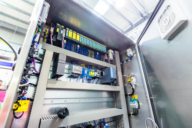 Tablero Eléctrico Del Panel De Control Con El Interruptor Principal ...