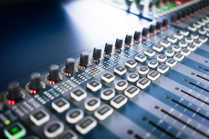 Panel De Control De Sonido En La Sala De Control Que Controla El Sonido ...