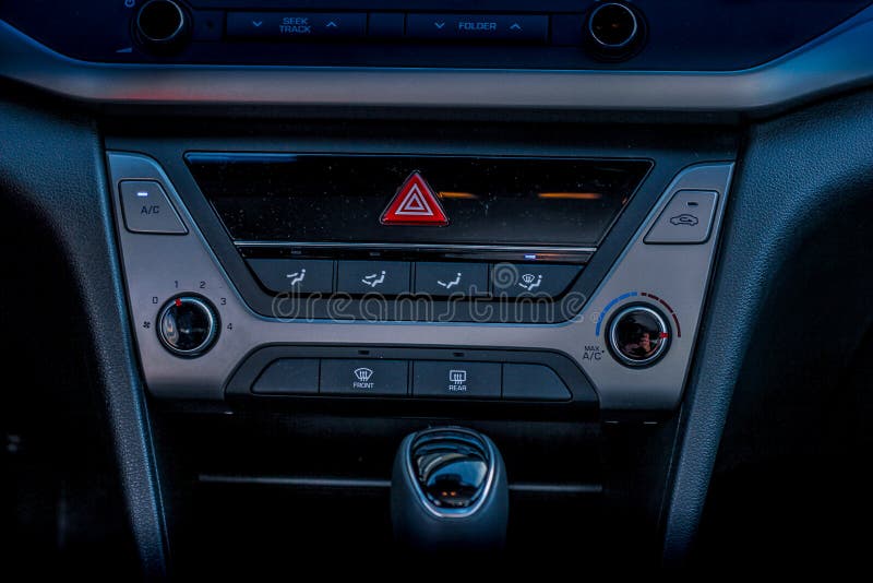 Sistema Del Infotainment Del Coche Del Panel De Control Imagen de ...