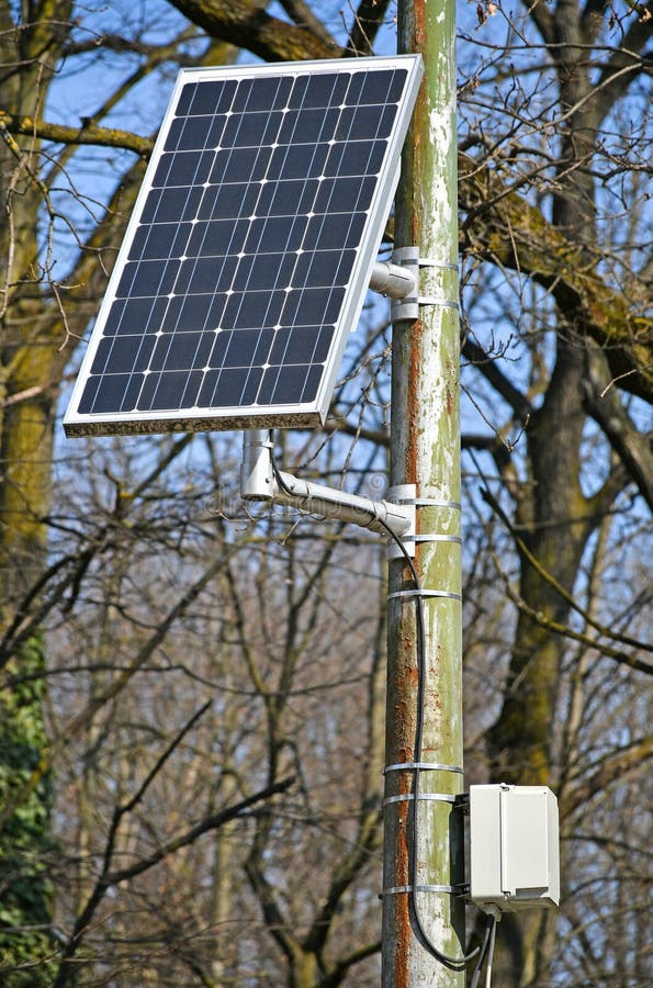 Panel solar en un poste imagen de archivo. Imagen de componente - 176547597