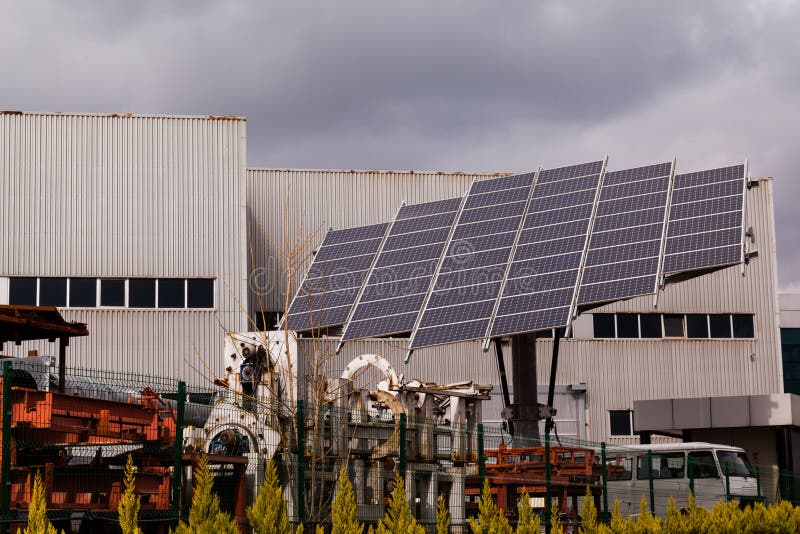 Panel Solar Giratorio Con Movimiento Solar Imagen de archivo - Imagen ...