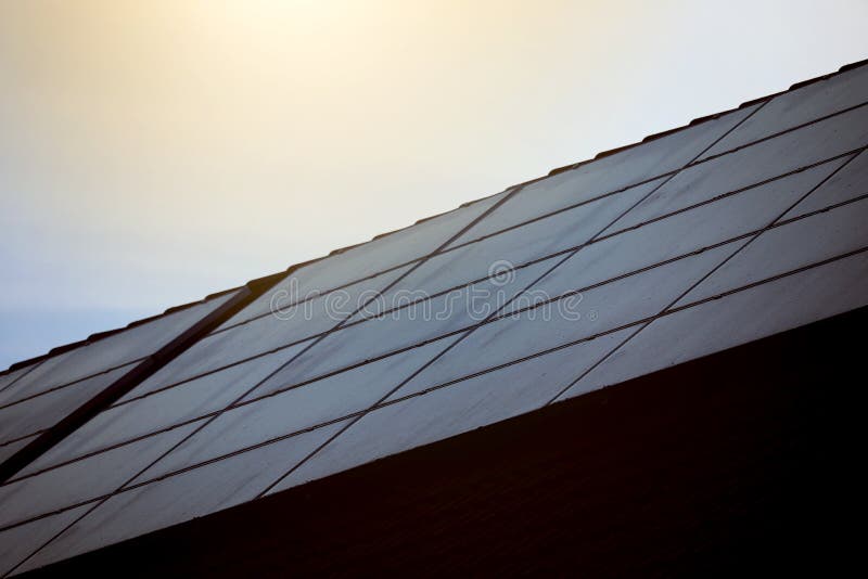 Panel Solar Instalado En El Techo Imagen de archivo - Imagen de planta ...