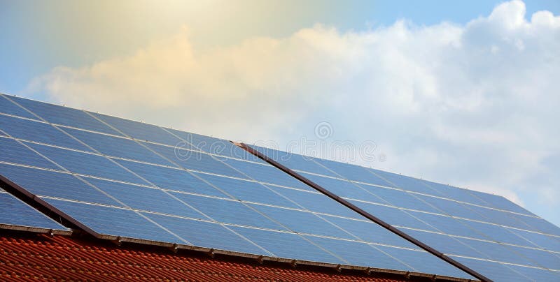 Panel Solar Instalado En El Techo Imagen de archivo - Imagen de futuro ...