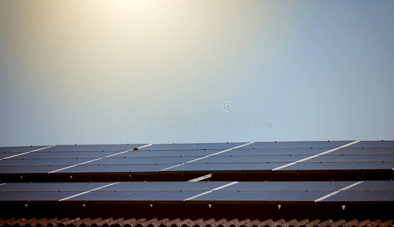 Panel Solar Instalado En El Techo Foto de archivo - Imagen de casa ...