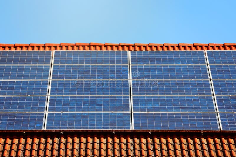 Panel Solar Instalado En El Techo Foto de archivo - Imagen de ...