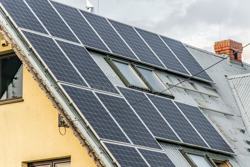 Paneles Fotovoltaicos En El Techo Foto de archivo - Imagen de ladrillo ...