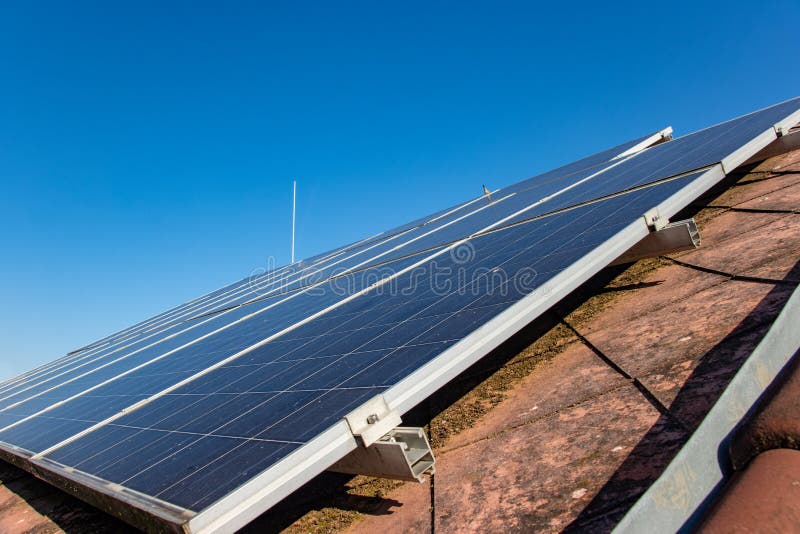 Paneles Solares En El Techo De La Casa Foto de archivo - Imagen de ...