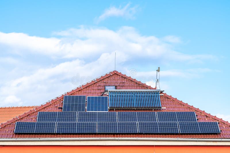 Paneles Solares En El Techo De Una Casa Familiar Imagen de archivo ...